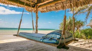 Manda Bay - African Safari Kenya